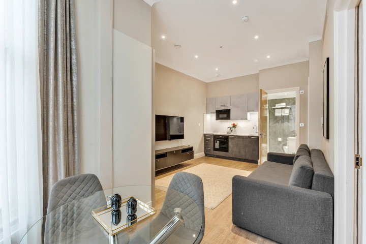 Signature One-bedroom Apartment With A/c, Chelsea - Chelsea