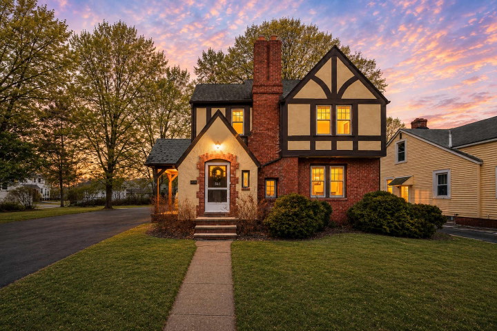 Classic Tudor Getaway |Fireplace|parking|workspace - Shaker Heights, OH