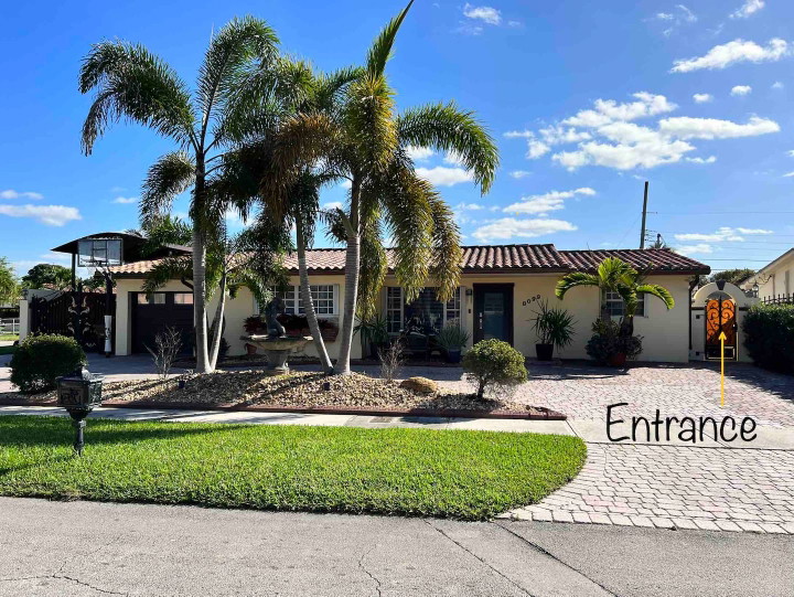 Luxurious Private Entrance Suite & Parking - Hialeah, FL