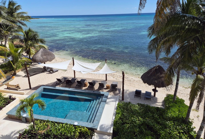 Beachfront Penthouse, 2 Pools Sleeps1-14 Akumal Mx - Akumal