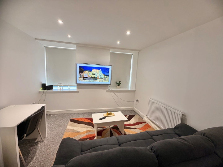 Clean Modern 1-bed Flat | Workspace| Free Parking - Stoke-on-Trent