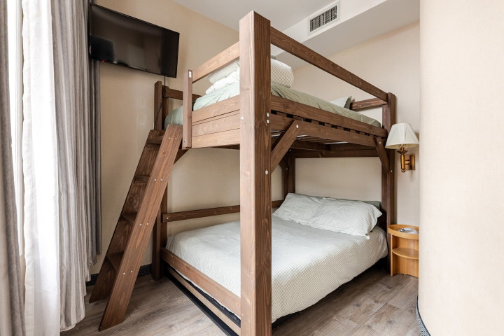 Soho Deluxe Double Deck Room In Hotel Comfort - Brooklyn, NY