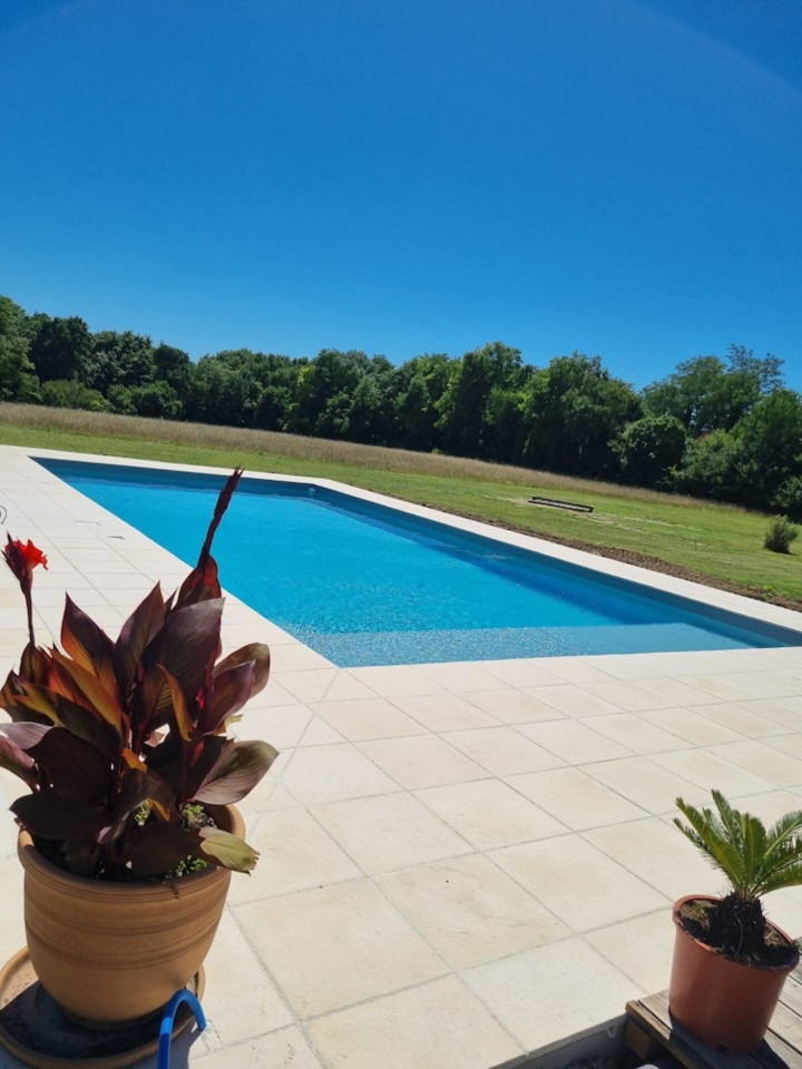 Field View - Manor Estate: 3-bedroom Gîte - Charente