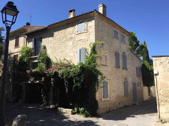 Maison Dans Un Village Provencal - Tarascon