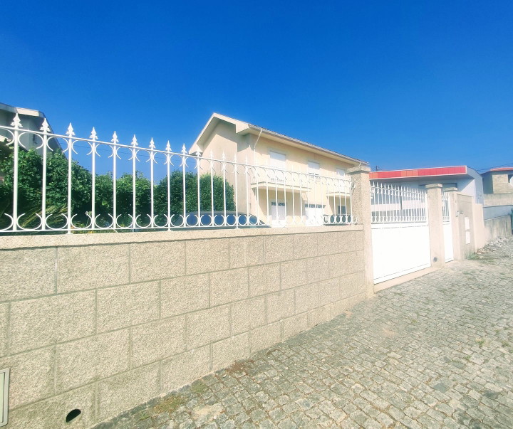 Maison Et Jardin Privée  Avec Portail Fermé - Amares
