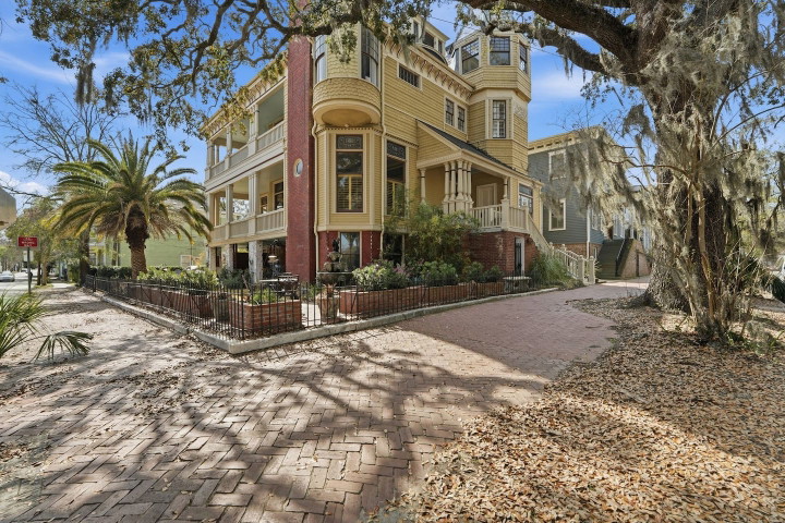 Savannah Manor Studio- King Bed & Private Patio - Savannah, GA
