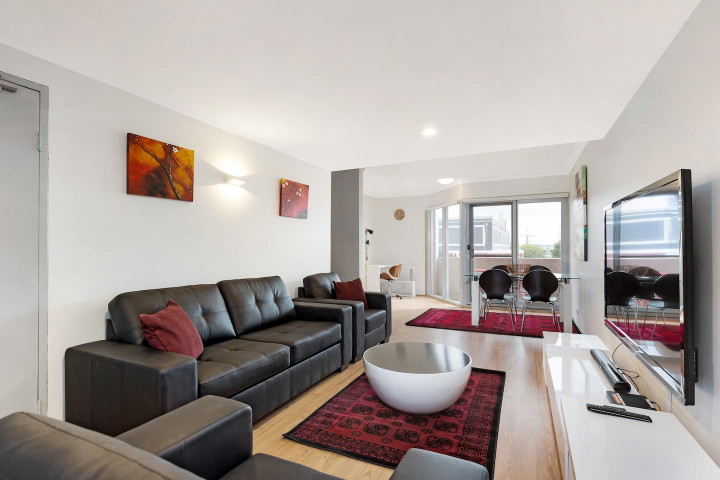 2 Bed, 2 Car Spaces, Storage Perfect Location - Crows Nest