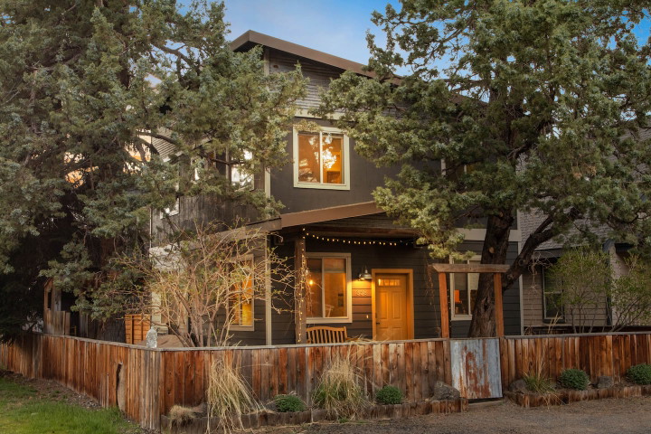 Downtown Sisters Modern Home Ideal Location! Dogs! - Sisters, OR