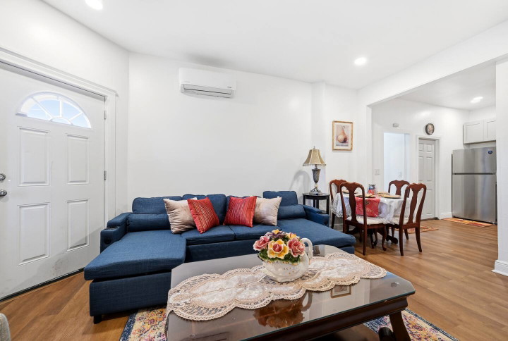 New! 2-bed 8 Min To Phl, Free Parking & Deck - Chester, PA
