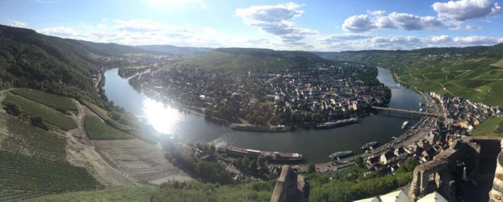 Im Herzen Von Kues Mit Blick Auf Die Burg - Bernkastel-Kues