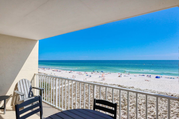 Beachfront Family Condo W/ Balcony Views, Hot Tub, Pool & Great Rates - Gulf Shores, AL