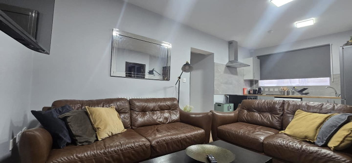 3-bed East London Home · Elizabeth Line, Parking - Romford