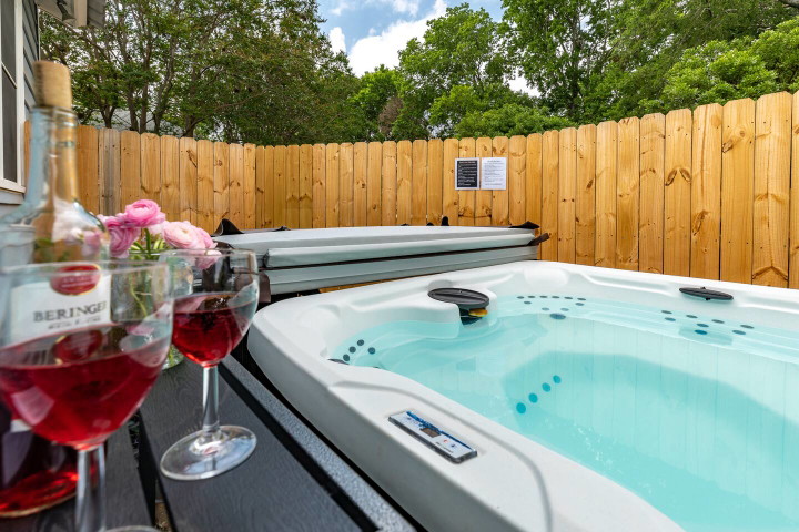 New!!! Hot Tub, Sleeps 8, Fire Pit, 3 Bdr Home Downtown - Kerrville, TX
