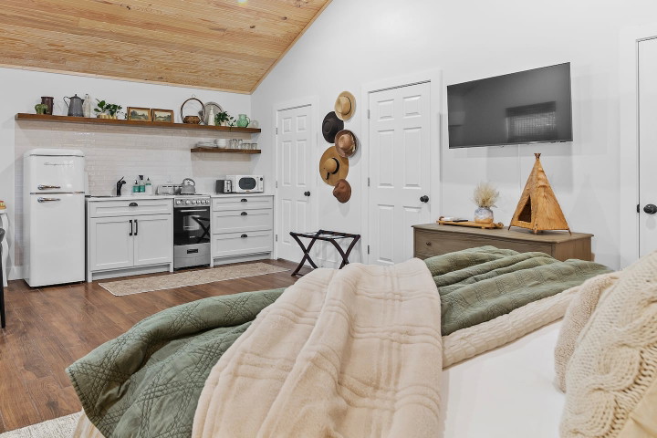 Freeport Cottage W/ Hot Tub | Rose District Dining - Tulsa, OK