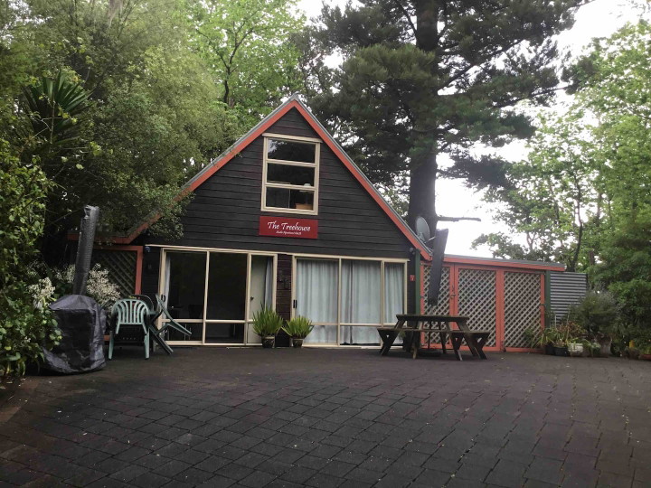 The Treehouse Bed And Breakfast - Thames