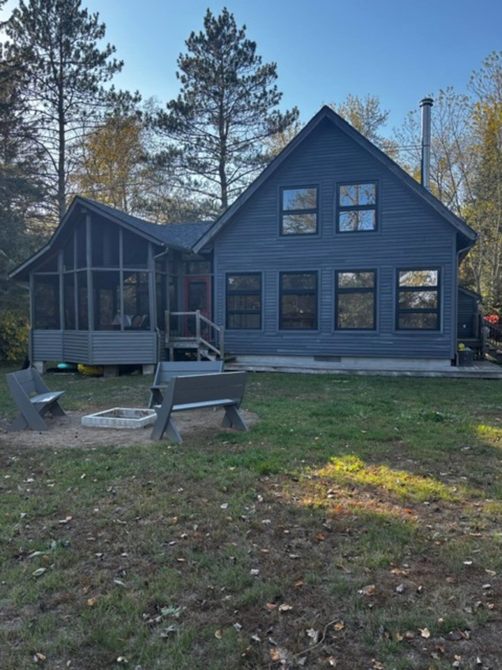 Chalet With Private Beach On The Red River - Mont-Tremblant