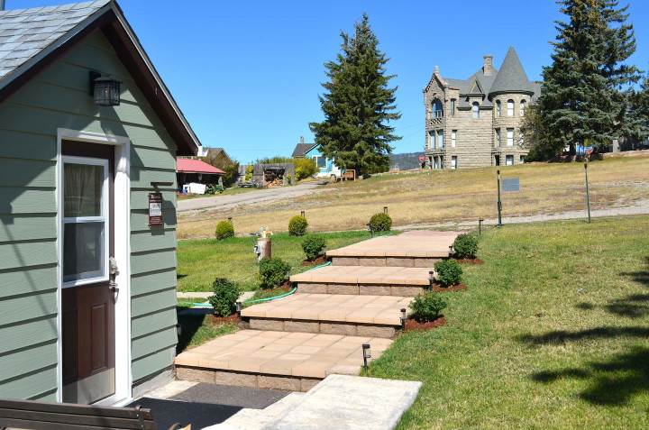 Castle View Bungalow - White Sulphur Springs, MT