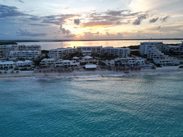 Apartment On The Beach With An Ocean View And Pools - Cancún
