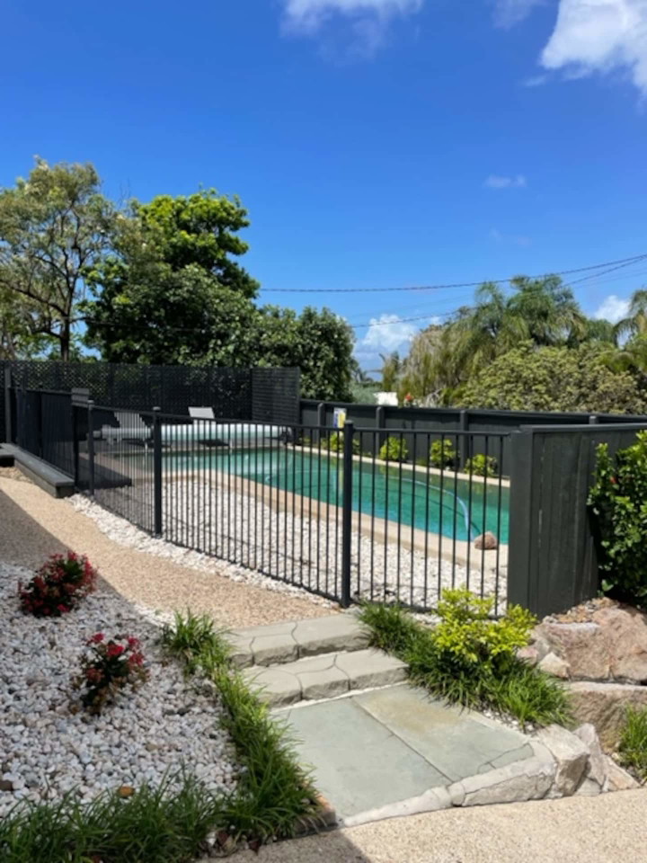 Clint's Beach Cottage - Pet Friendly Home - 8 Mins Walk To Kilometers Of Beach - Noosaville