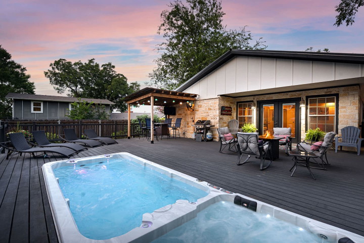 Mimosa Pool Haus - Hot Tub, Pool & Fire Pit - Fredericksburg, TX