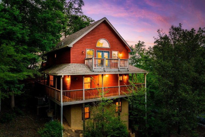 Dollywood Cabin: Hot Tub, Game Room & Family Fun! - Pigeon Forge