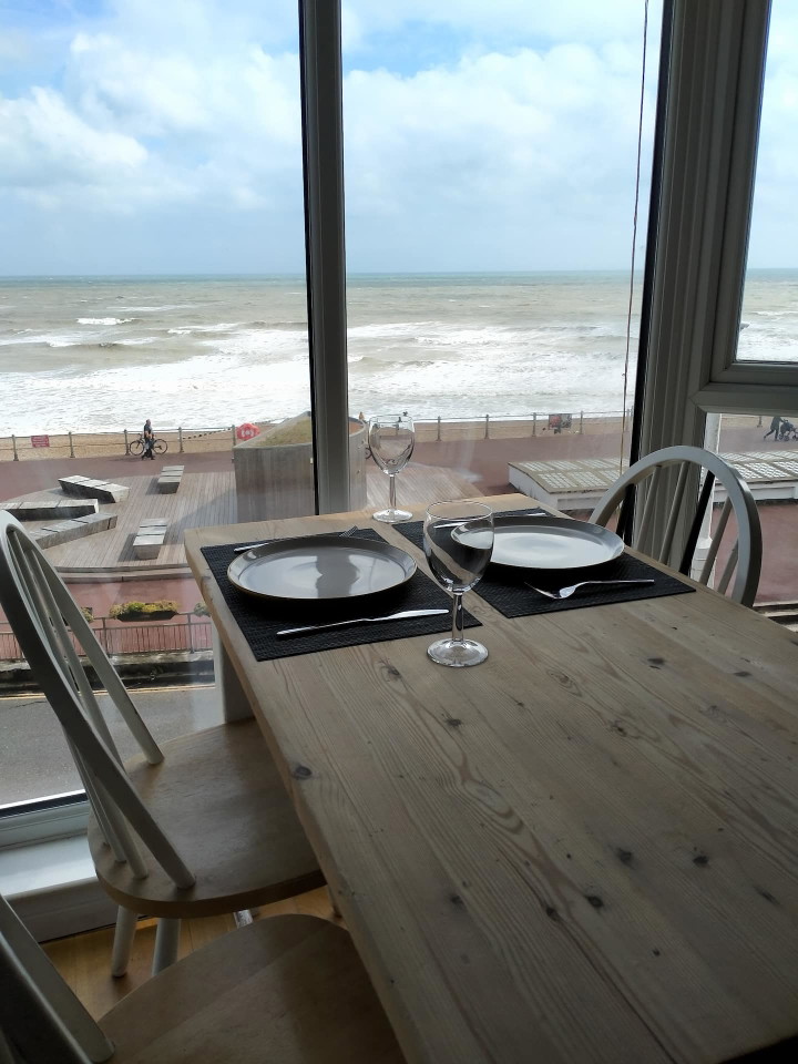 1 Bedroom Flat - Double Bed & Wonderful Sea Views - England
