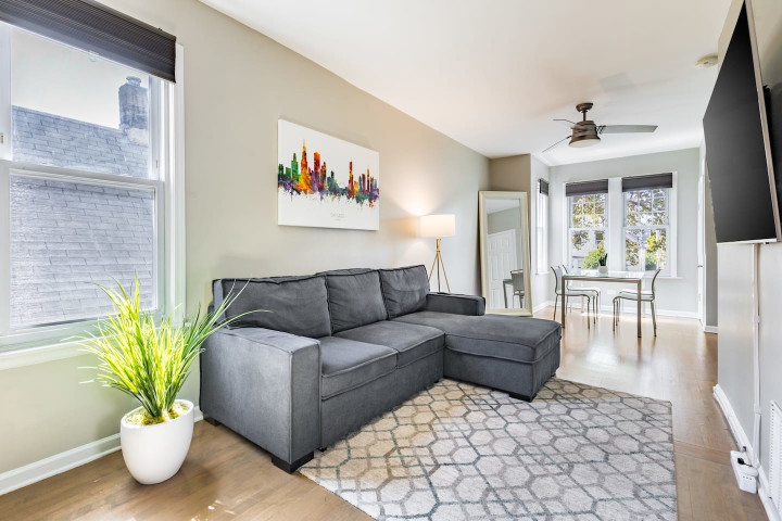 Bright Logan Square 2br | Free Parking - Chicago, IL