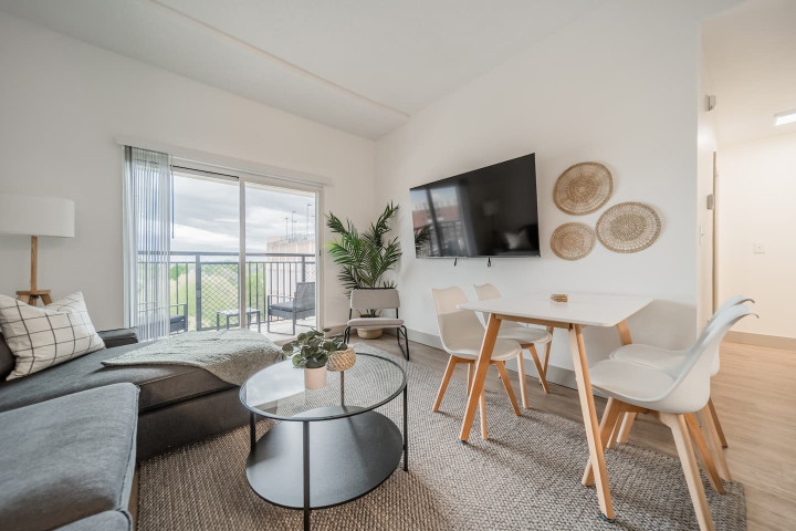 Walkable 3 Bed With Balcony,parking, King Bed - Charlotte