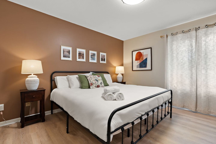 The Marshall Landing | King Bed - Saint Paul, MN