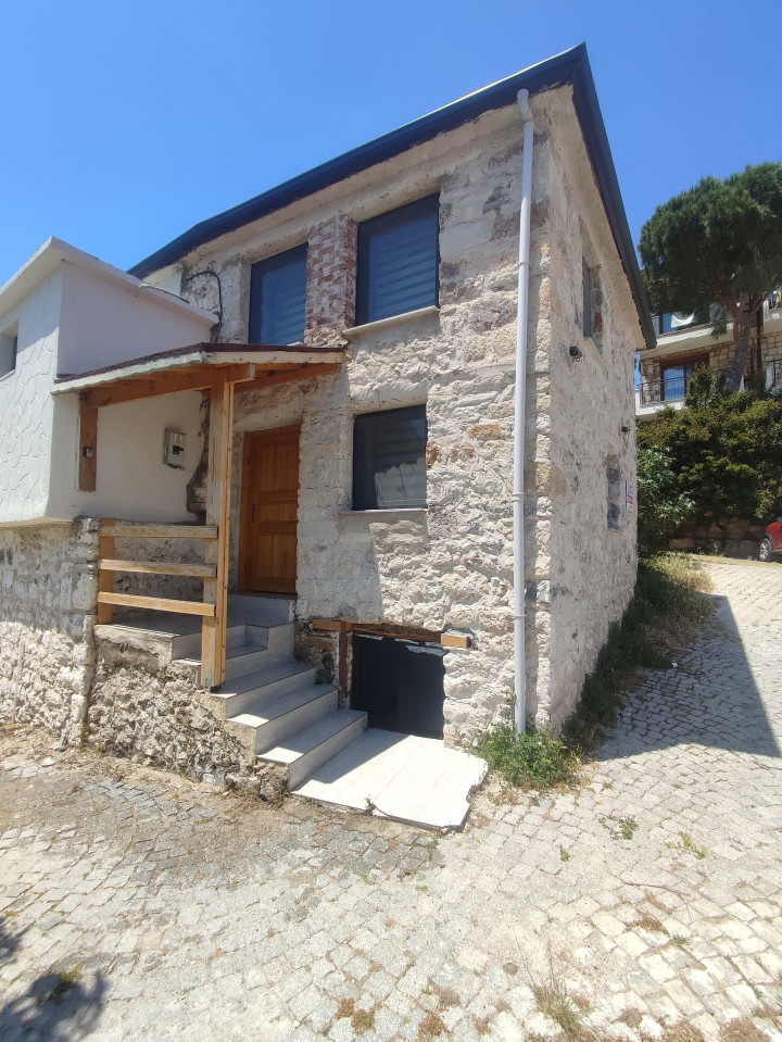 Karaburun Begonvil Evleri, Tarihi Taş Ev - Karaburun