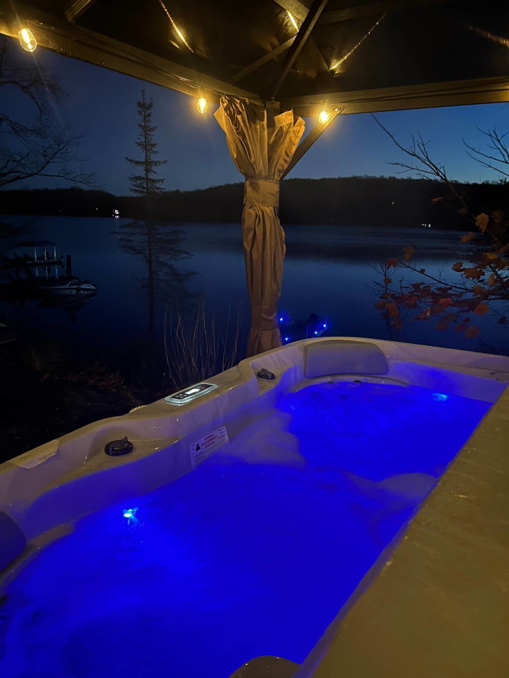 Modern 4br Lakefront Cottage W/ Hot Tub & Dock - Ontario 60