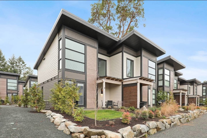 The Beach House - Duplex With Pool - Parksville