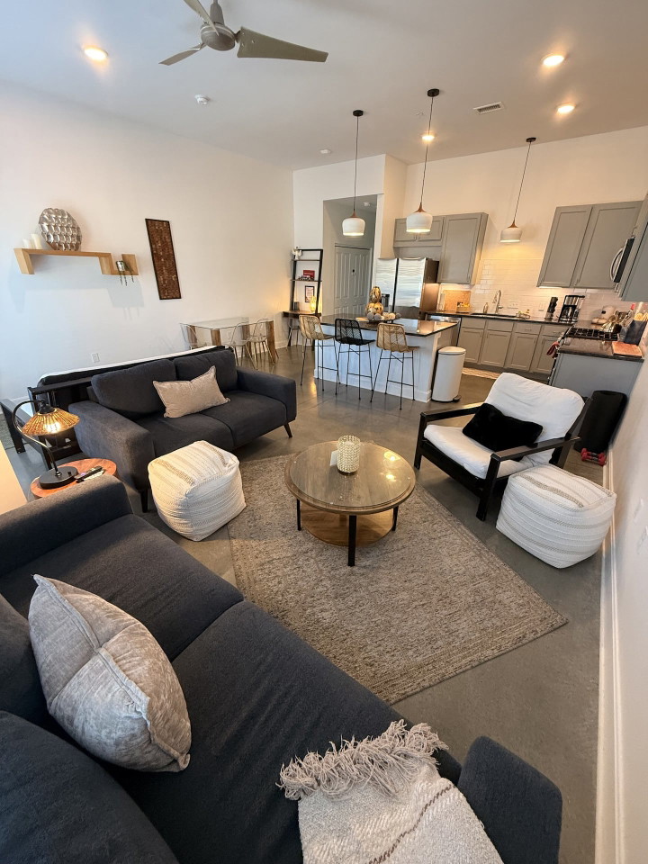 *New* Intoku Loft- 2bd/2ba- Blocks From Mass! - Lawrence, KS