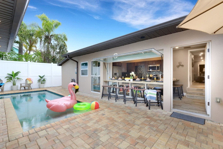 Island Time | Huge Beach Home Pool Sleeps 18 - Dunedin, FL
