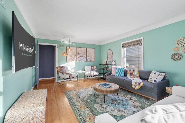 Spacious 4br Near Uptown | 2 Kitchens | King Beds - Edina