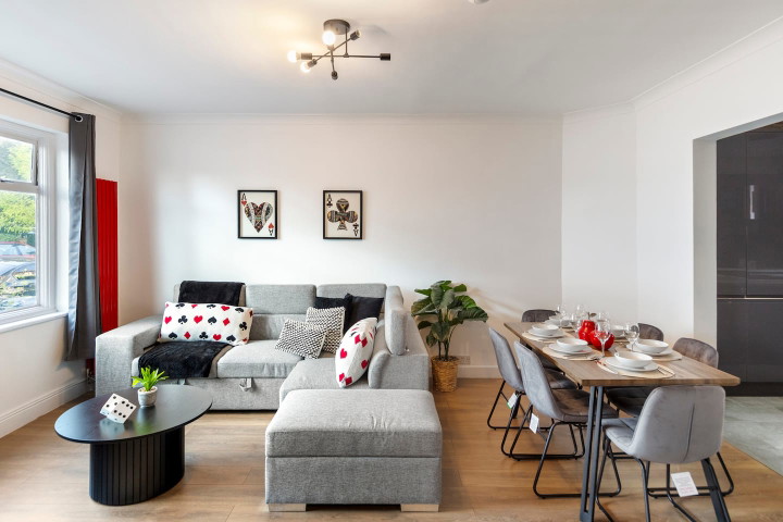 Spacious House With Private Entrance - London, UK