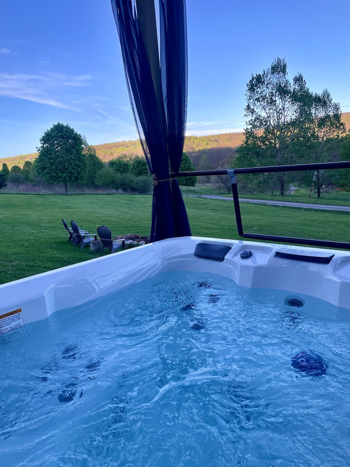 Mountain Getaway! | Hot Tub | King Bed | Vet Owned - West Virginia