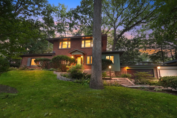 1920s 6bd Cottage | Hot Tub | Game Room | Fire Pit - Rockford, IL