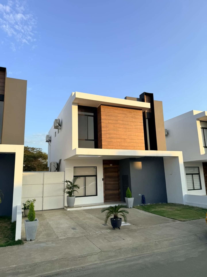 Casa Moderna En Urbanización Privada Con Piscina - Portoviejo