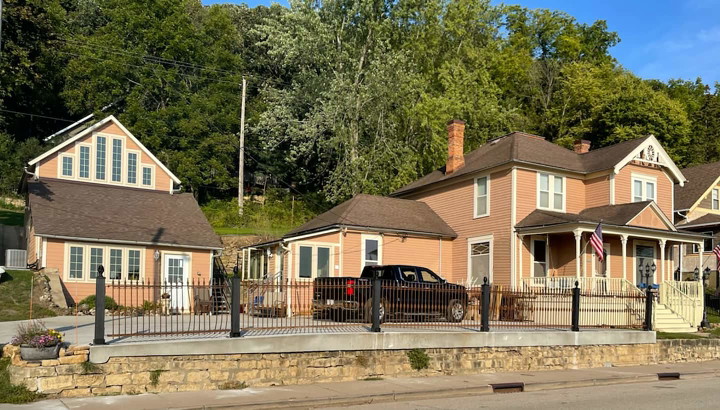 Julian House: Victorian Home With Modern Amenities - Wisconsin
