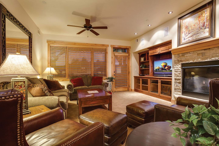 ⭐️ Ground Floor No Steps  Mountain Village + Wifi + Fireplace + Hot Tubs - Steamboat Springs