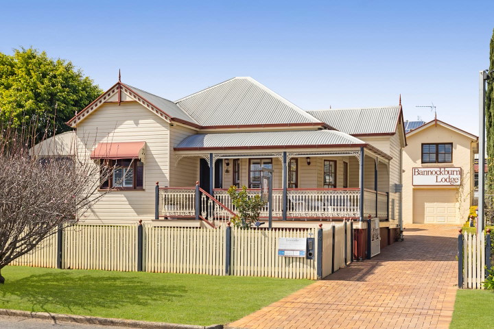 Two Homes, Sleeps 14 | Walk To Cbd & Queens Park - Toowoomba