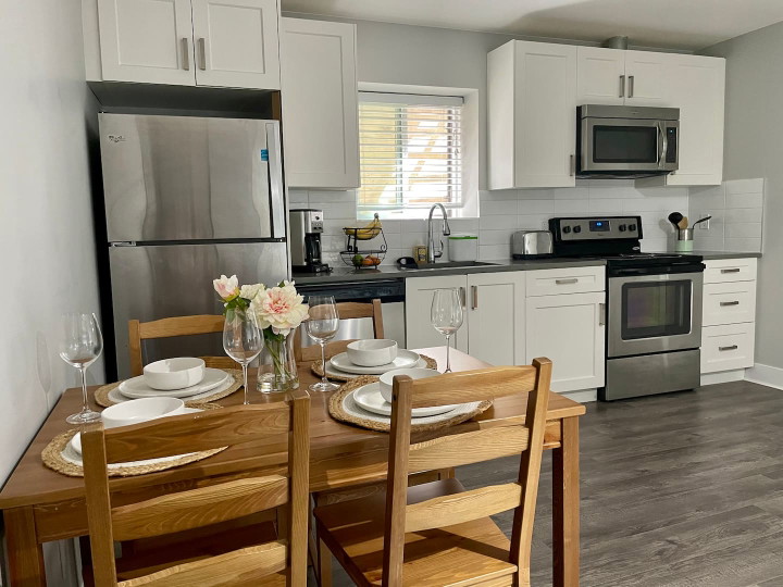 Lovely Two Bedroom North Vancouver Suite! - North Vancouver