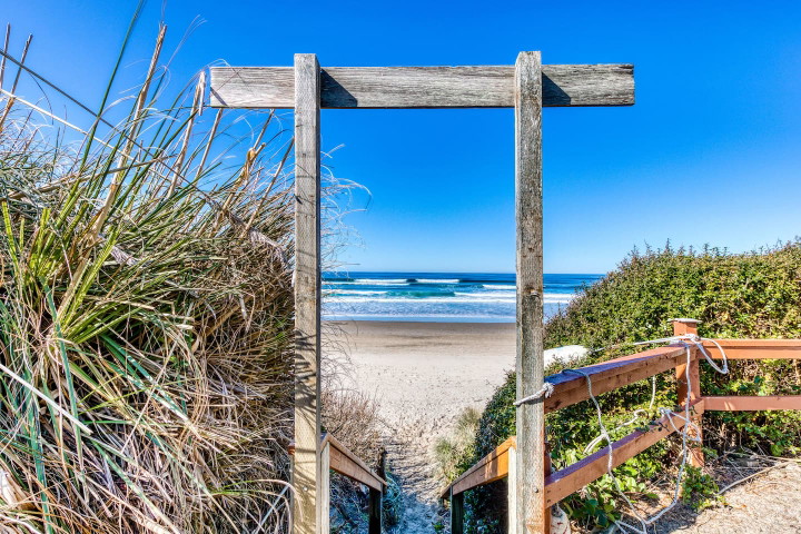 Cape Cod Cottages #7 - Oceanfront With Fireplace! - Waldport, OR