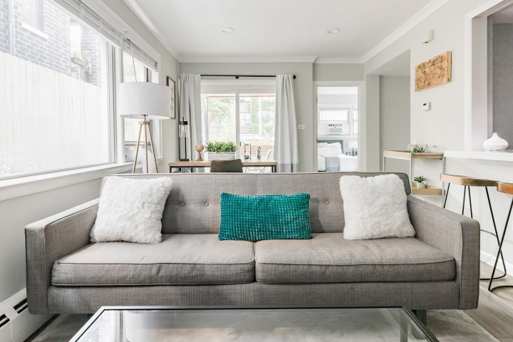 Inviting Stylish Home With Covered Patio - Chicago