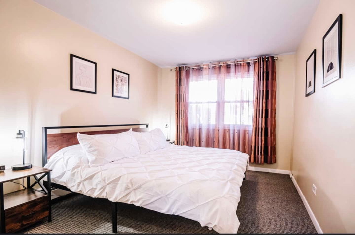 Convenient Location Near Ammenities. King Size Bed - Worth, IL
