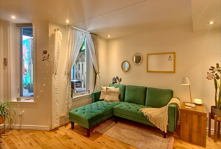 Beautiful, Great Area, Parking, Next To Metro! - Montreal