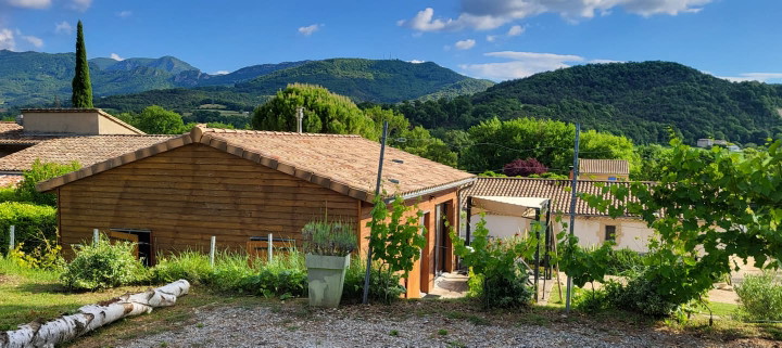 Les Nells, Wood-frame House - Crest