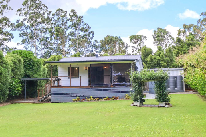 Stylish Cottage Tucked Away In Nature - Glass House Mountains