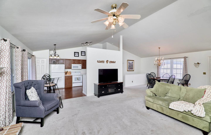 Bright & Roomy 4br/3ba In O'fallon - 3-car Garage - O'Fallon, MO